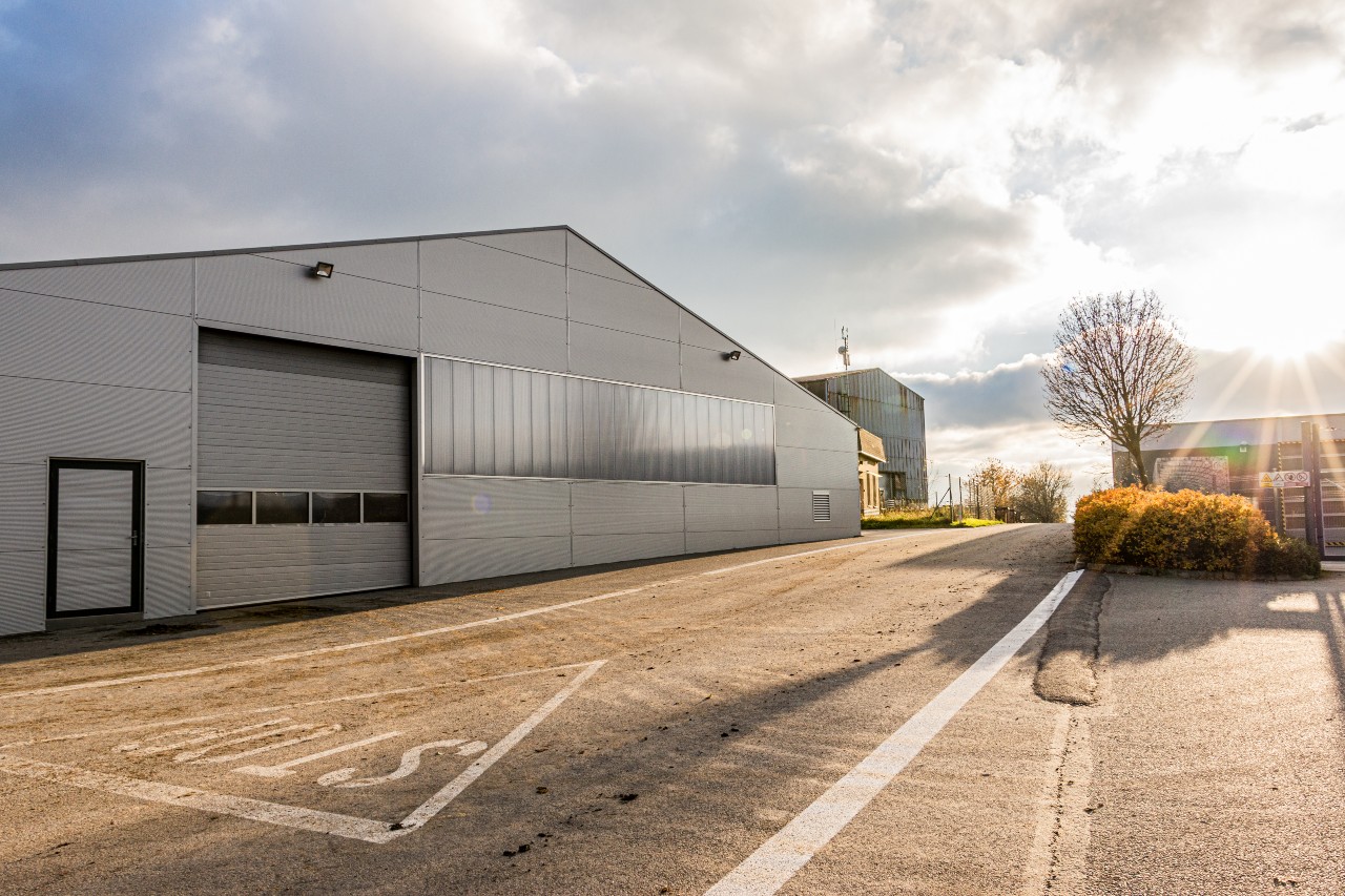 Montované haly se sendvičovými panely – spojení rychlé montáže a úspory energie